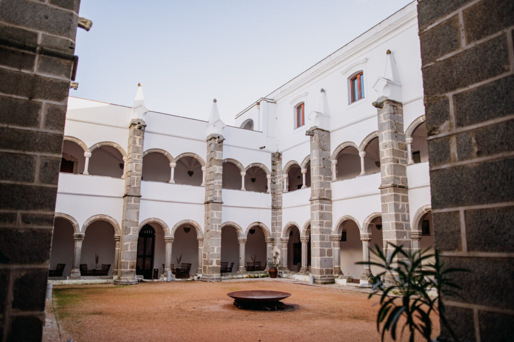 Entre missa, vinhos e património: Convento do Espinheiro propõe três ...